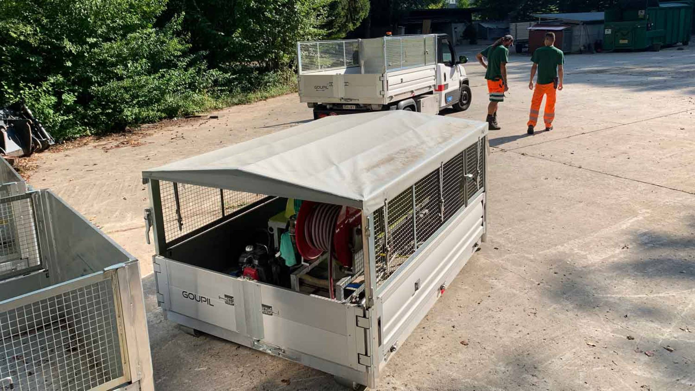 Electric vehicle with hooklift and container - Maintenance operations